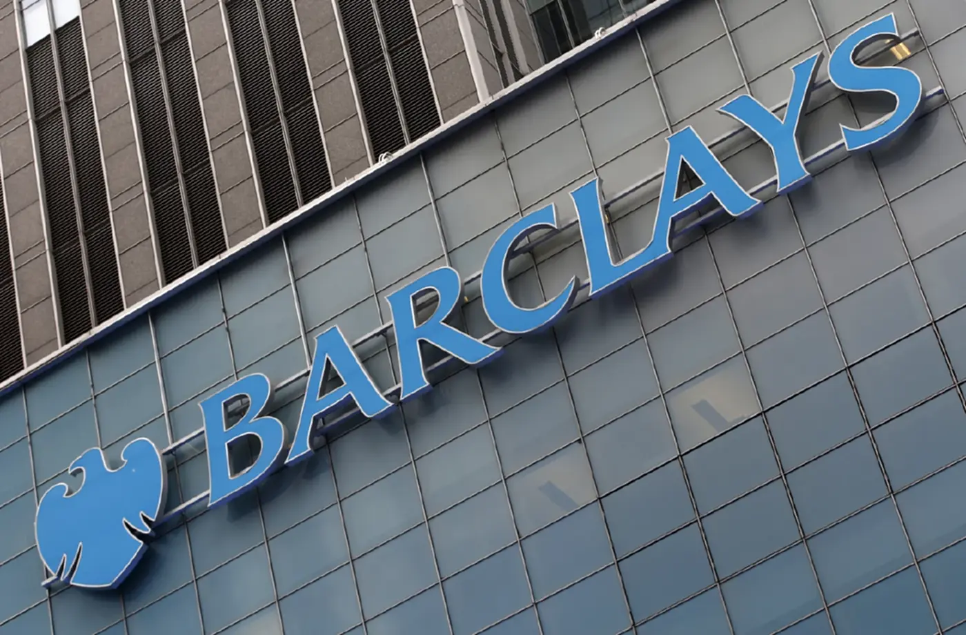 Barclays แบงก์ยักษ์อังกฤษ จ่อปลดพนักงาน 2,000 ตำแหน่ง - หั่นต้นทุนเฉียด ...